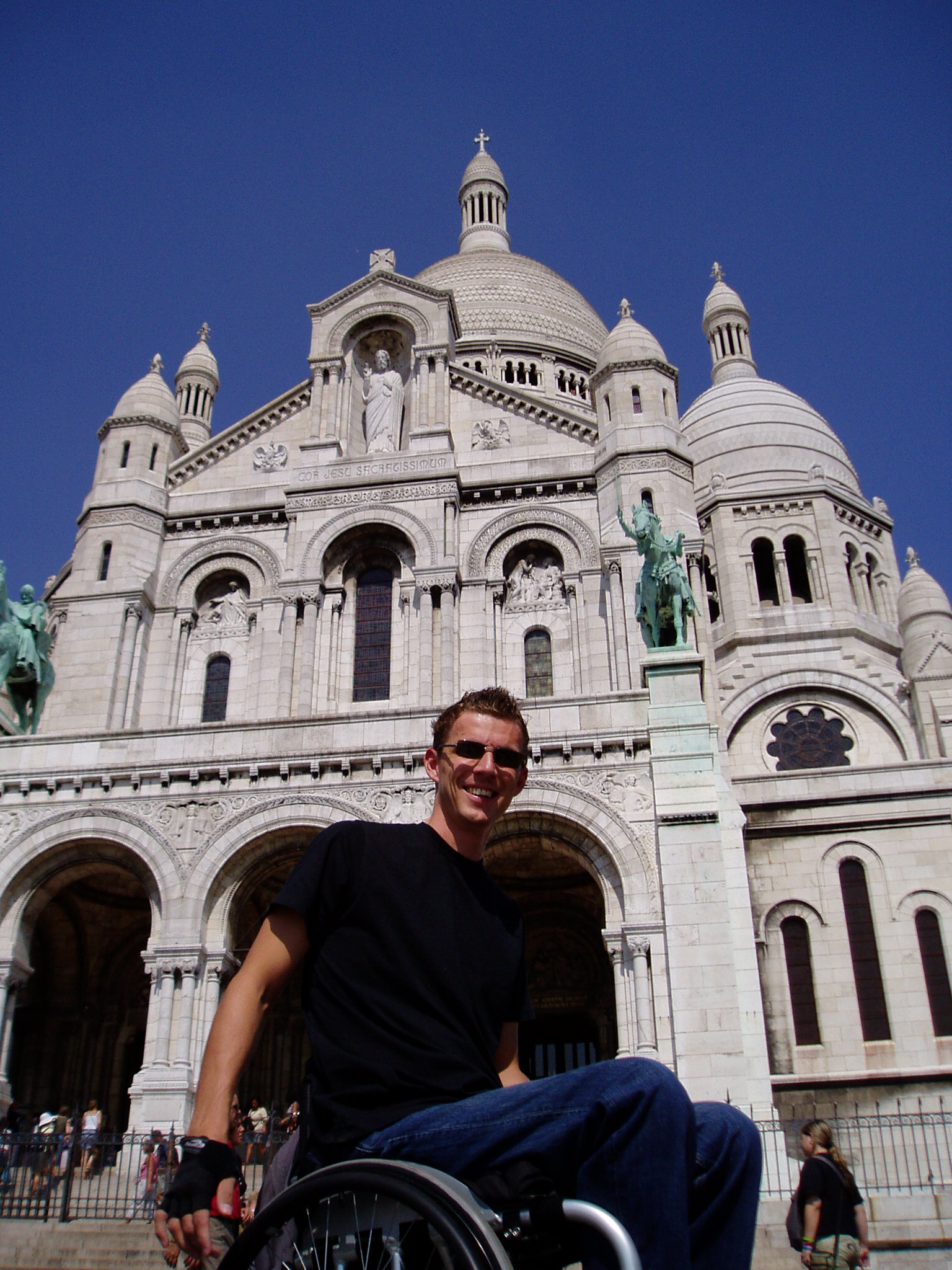 Under the Eiffel Tower: Paris – Blumil